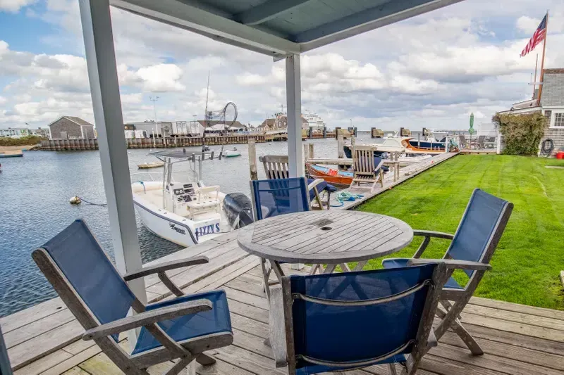 Nantucket Rental, Town | Gorgeous waterfront studio with loft in town