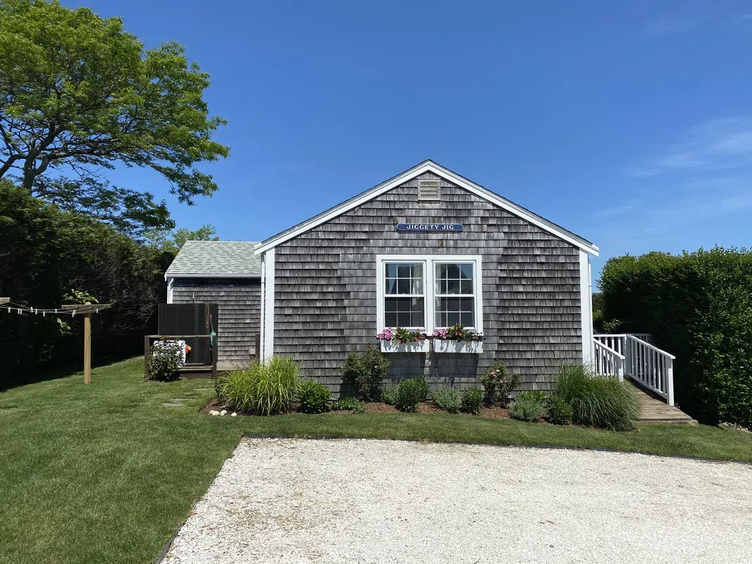 Nantucket Rental, Cliff | Cozy 3BR Cliff Cottage